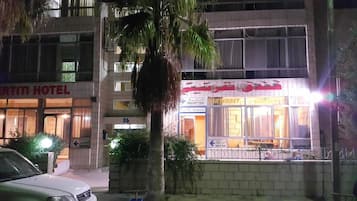 Fachada do alojamento (tarde/noite)