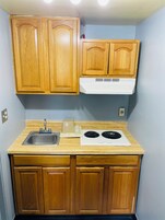 Quarto Deluxe, 2 camas de casal, fumadores, kitchenette | Cozinha privada | Um frigorífico no espaço comum, um micro-ondas no espaço comum 