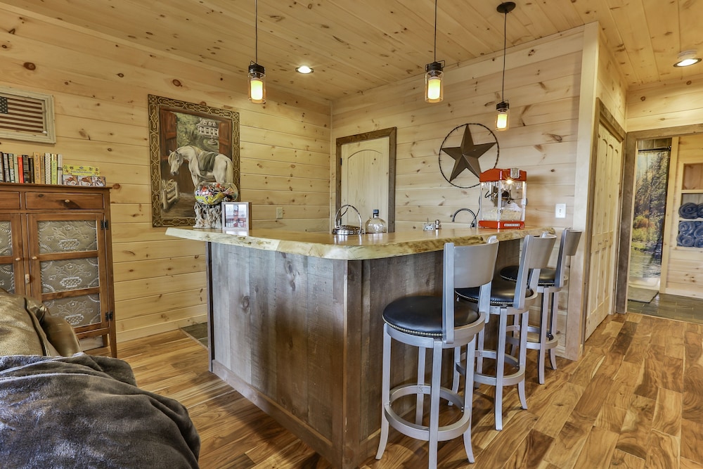 New Hot Tub! Huge View! Mountaintop Cabin -4br- 8 Min. To Town! - Blue Ridge, GA