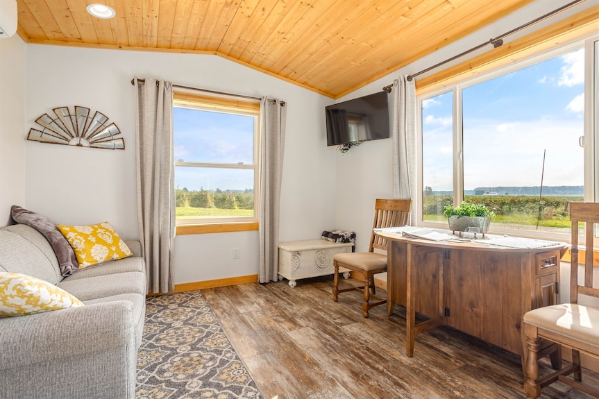 Brand New Cozy Tiny Farmhouse ~ Peaceful And Quiet W / Views - Washington