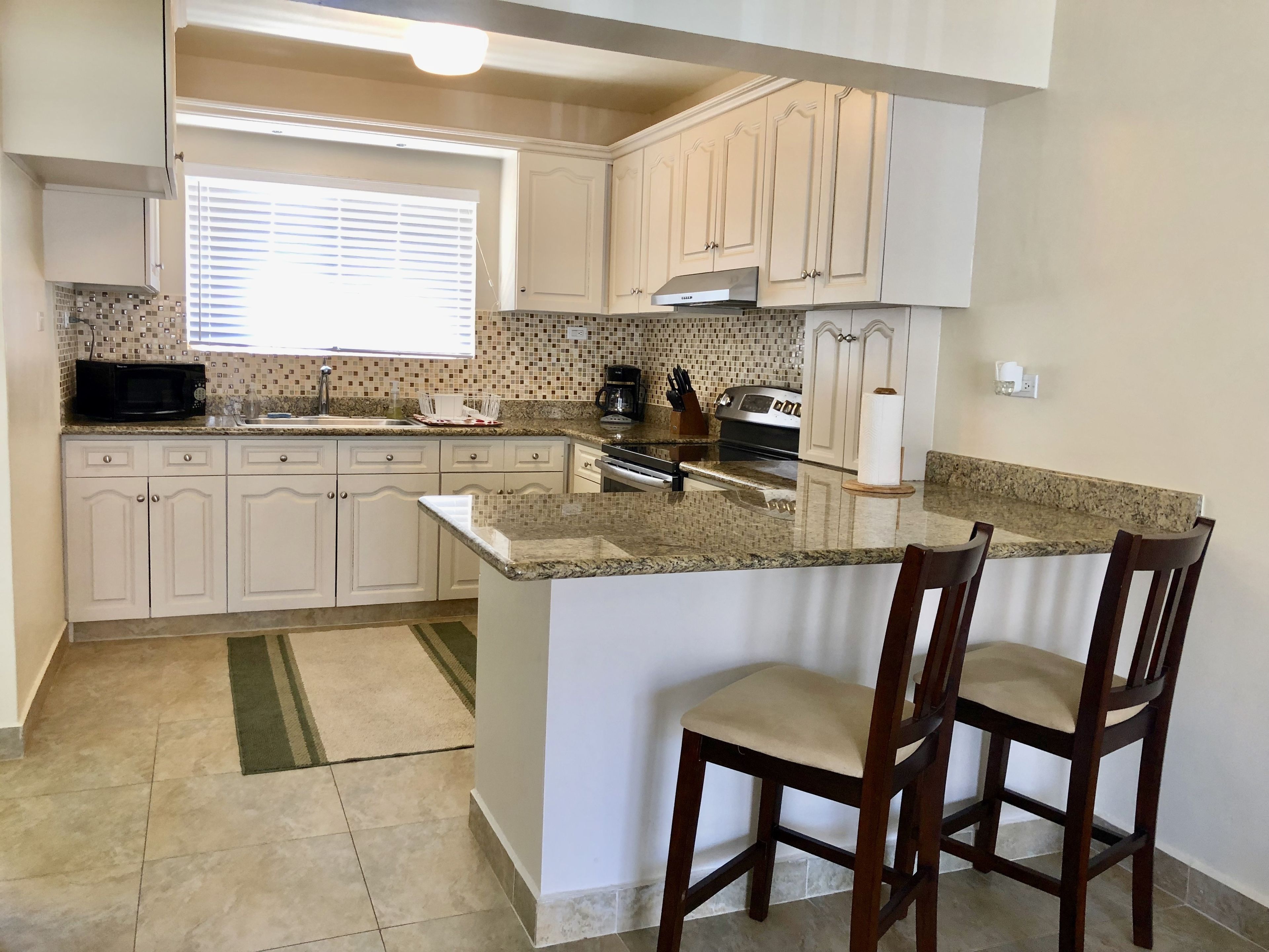 Apartamento, 2 quartos, vista para o oceano (B) | Cozinha privada | Geladeira grande, micro-ondas, fogão, cooktop