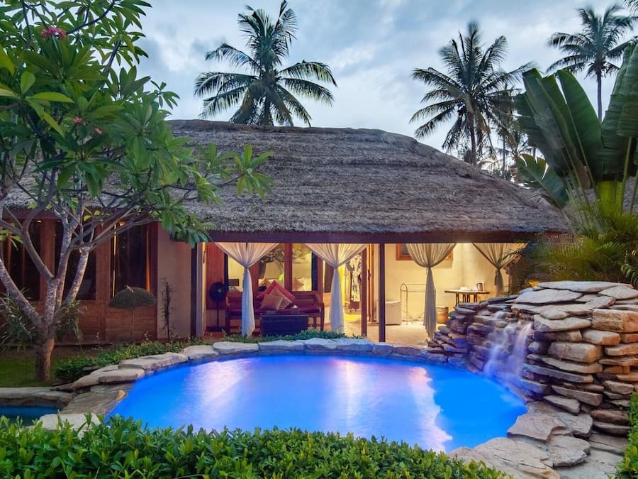 Piscina externa, espreguiçadeiras