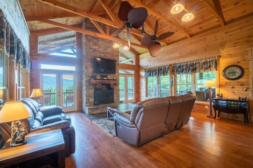Lazy Bear Lodge - Mountain Cabin W/amazing Views - Helen, GA