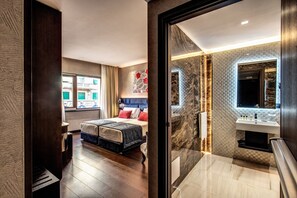 Quarto Duplo ou Twin Deluxe, não fumadores, Vista para a cidade | Roupa de alta qualidade, minibar, cofre no quarto, secretária 