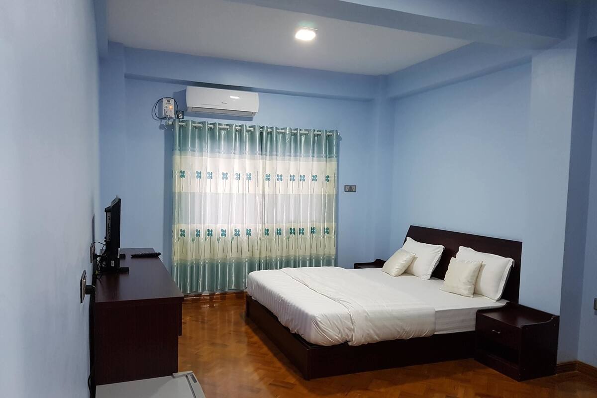 Quarto Familiar | Secretária, Wi-fi grátis, roupa de cama fornecida 