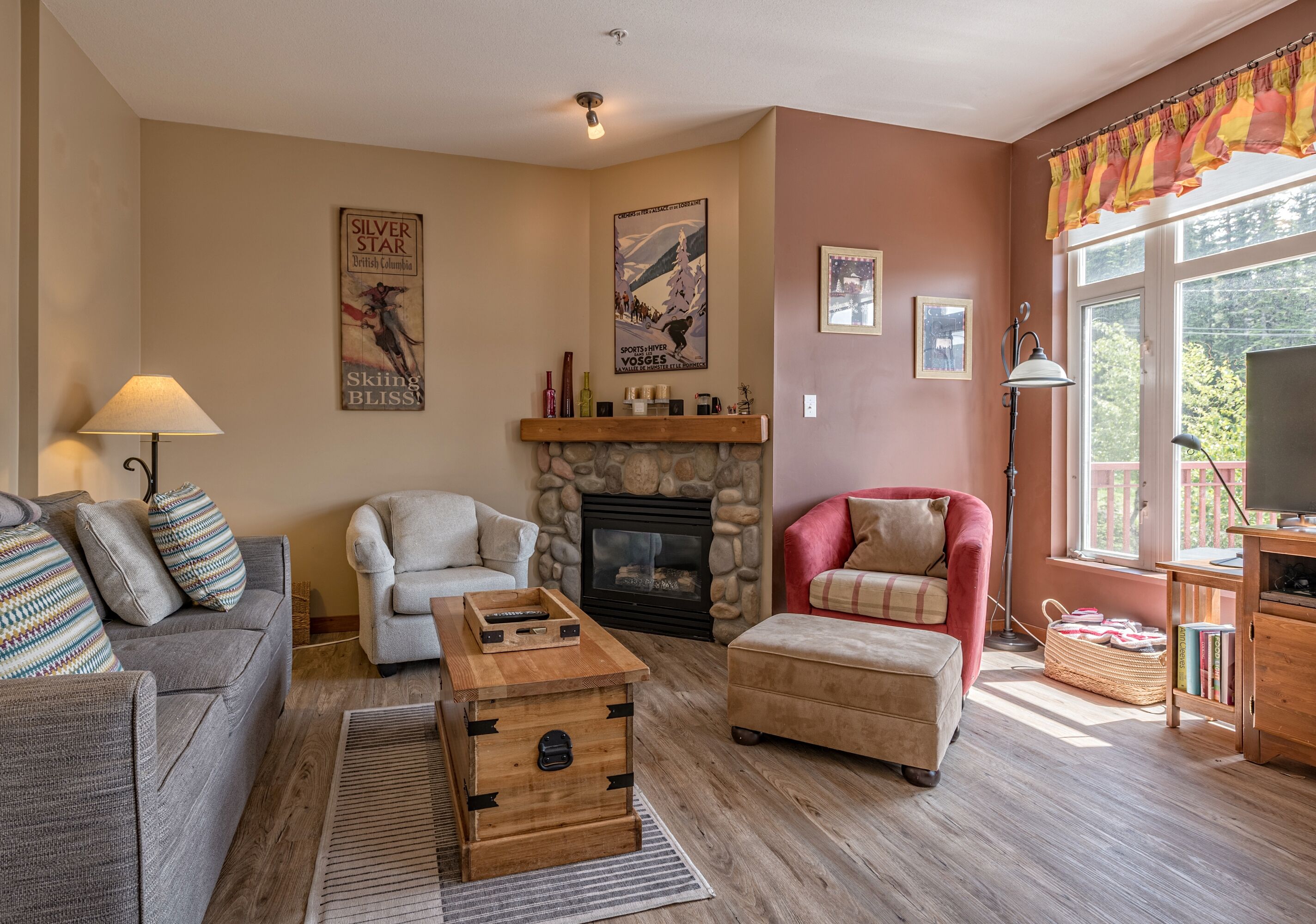 Bright, Upgraded Townhouse In Creekside - Steps To Skiway - Private Hot Tub! - Armstrong