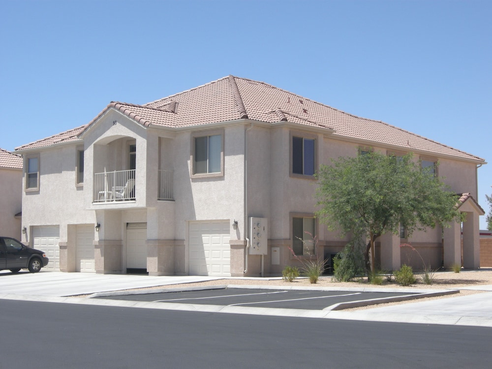 Discounted Rates Sep - Dec!!!!! Quiet, Central Location - Swimming Pool Outside - Mesquite, NV