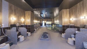 Uma área de spa moderna com vários espaços de estar e um elemento central de água.