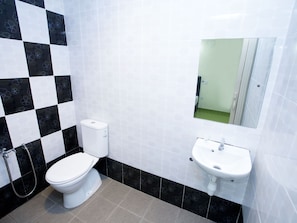 Quarto solteiro standard, 1 cama de solteiro, para não fumantes | Banheiro | Chuveiro, produtos de toalete grátis, chinelos, toalhas de banho