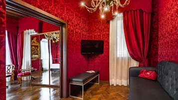 Suite Júnior, vista para o canal | 1 quarto, cofre no quarto