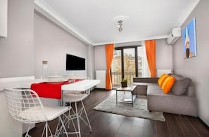 Apartamento Comfort, 2 quartos | Sala de estar | Televisor LCD de 106 polegadas com canais via satélite, televisor 
