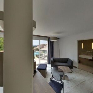 Suite Comfort | Minibar, cofre no quarto, secretária, cortinas/cortinados opacos 