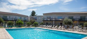 Piscina externa sazonal, funciona das 7h às 20h, espreguiçadeiras