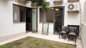 Apartamento Deluxe, 2 quartos, junto ao jardim | Roupa de alta qualidade, cortinas/cortinados opacos 
