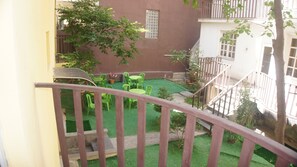 Suíte família, várias camas, para não fumantes | Quartos à prova de som, ferros/tábuas de passar roupa, Wi-Fi de cortesia