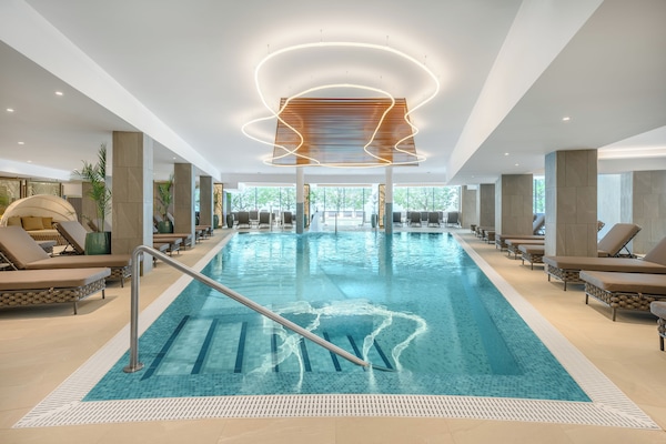 Piscina interna, piscina externa, espreguiçadeiras, salva-vidas no local
