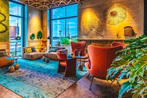 Uma sala de estar moderna com janelas amplas, lareira e diversas opções de assentos.