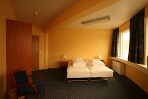 Quarto Duplo ou Twin, casa de banho privativa | Cortinas/cortinados opacos, berços/camas para crianças grátis