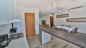 Apartamento, 2 quartos | Cozinha privada | Uma cafeteira/bule, um frigorífico/congelador grande, um micro-ondas 