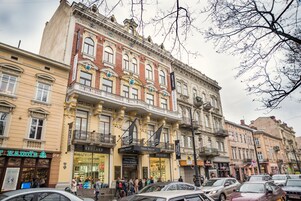 Um edifício histórico com várias lojas, incluindo um teatro e uma livraria.