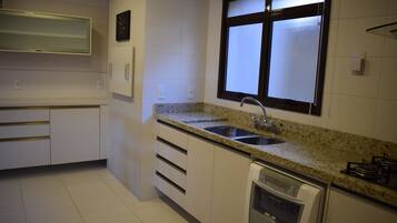 Apartamento, várias camas, para não fumantes | Cozinha privada | Geladeira, micro-ondas, fogão, talheres/pratos/utensílios de cozinha