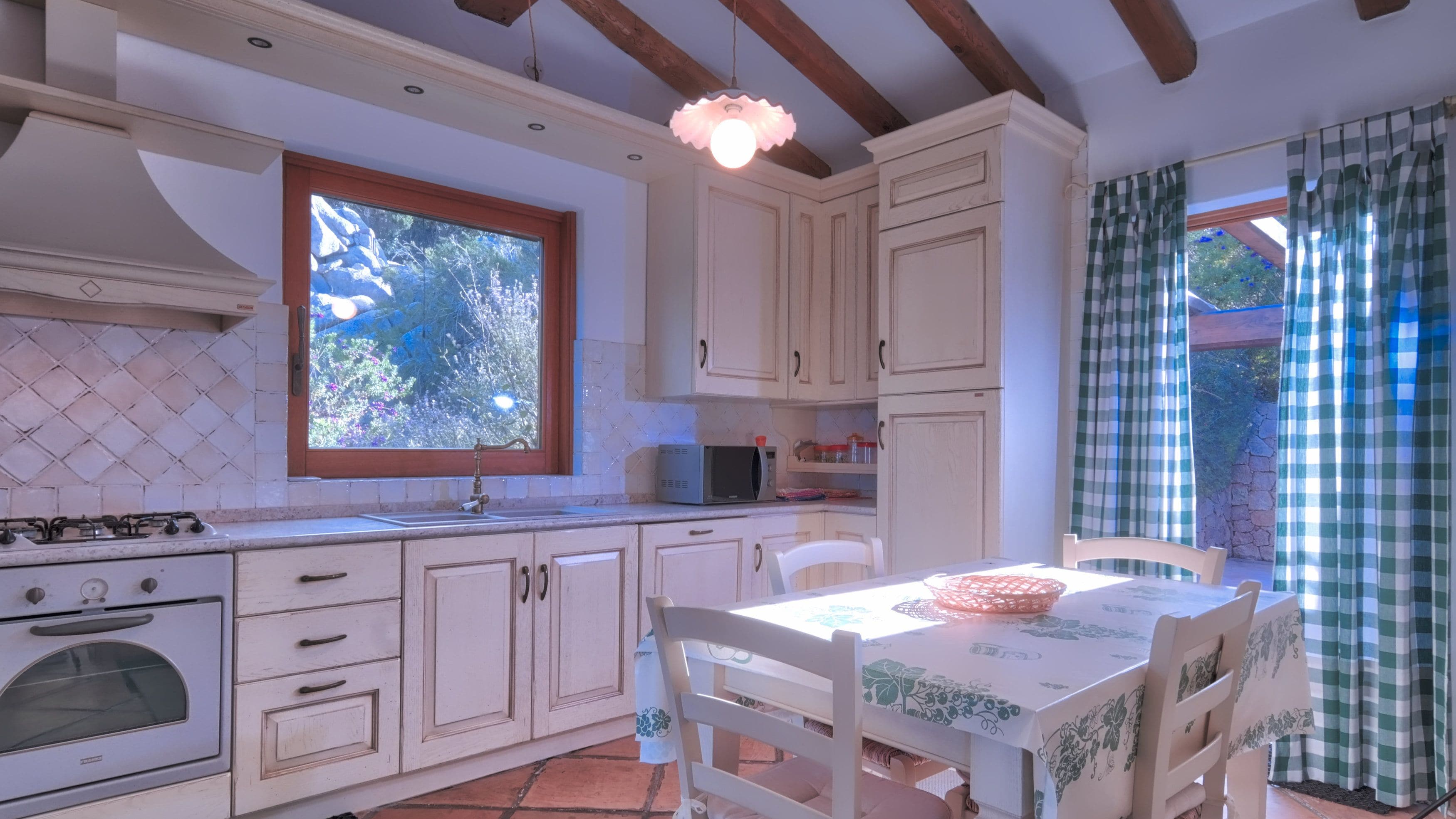 Vila, 4 quartos (7 pax) | Cozinha privada | Geladeira, micro-ondas, cooktop, lava-louças