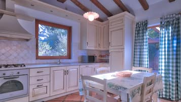 Vila, 4 quartos (7 pax) | Cozinha privada | Geladeira, micro-ondas, cooktop, lava-louças
