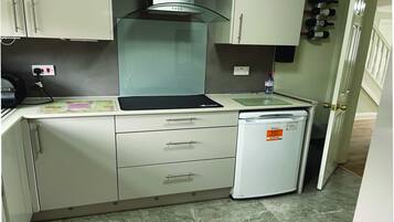 Frigobar, micro-ondas, fogão, cooktop