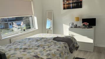 Quarto casal básico, 1 cama de casal, para não fumantes, banheiro compartilhado | Wi-Fi de cortesia, roupa de cama