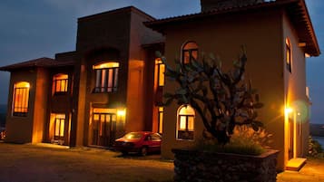 Fachada do alojamento (tarde/noite)