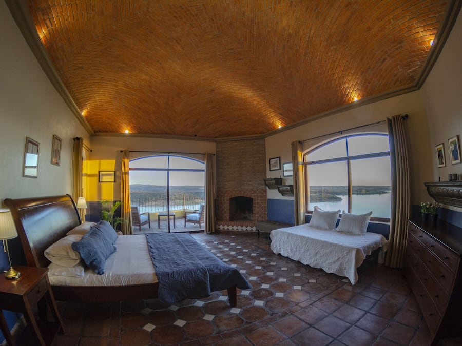 Suite Deluxe, banheira, vista para o lago | Camas de colchão pillowtop, cofre no quarto, ferro/tábua de engomar