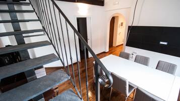 Apartamento, 4 quartos | Refeições no quarto