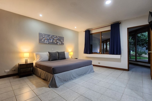 Quarto Duplo, 1 cama queen-size | Roupa de alta qualidade, com decoração personalizada