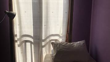 Quarto luxo | Escrivaninha, ferros/tábuas de passar roupa, roupa de cama