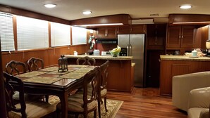 Um frigorífico, um micro-ondas, um forno, uma placa de cozinha 