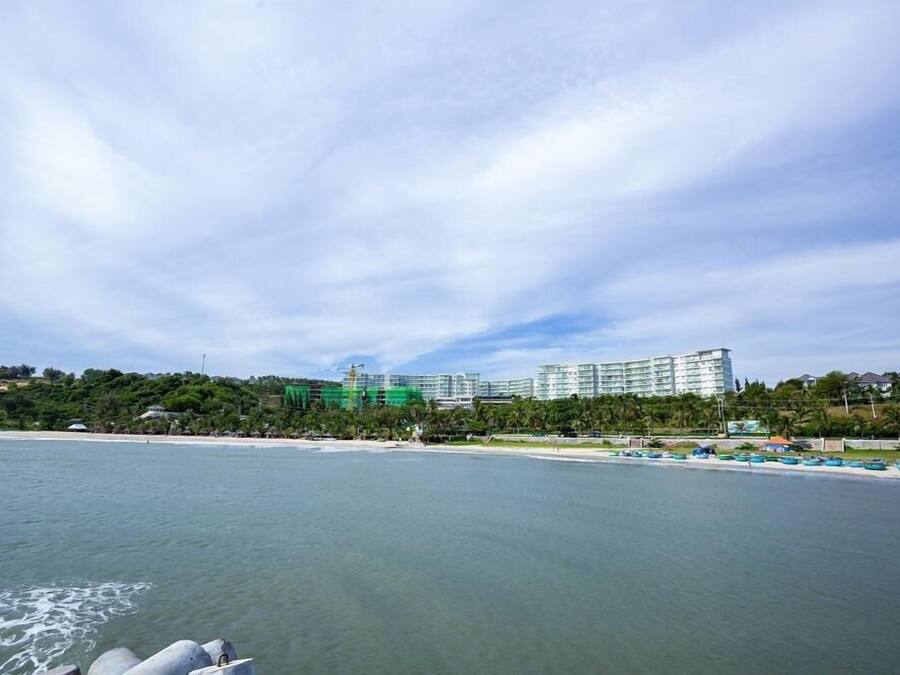 Frigobar, cofres nos quartos, escrivaninha, cortinas blackout