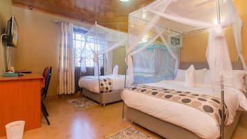 Quarto Familiar, 2 camas de casal | 5 quartos, cofre com capacidade para portátil