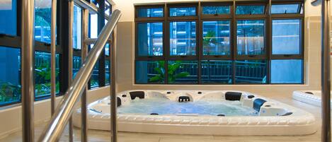 Banheira de hidromassagem interior