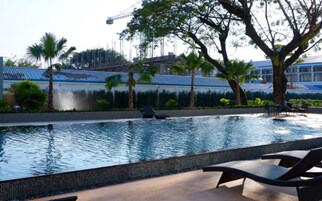 Piscina exterior, guarda-sóis, espreguiçadeiras 