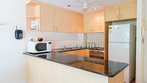 Apartamento Deluxe, 2 quartos | Cozinha privada | Um frigorífico, um micro-ondas, um forno, uma placa de cozinha 