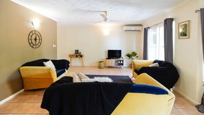 Apartamento Deluxe, 2 quartos | Sala | Televisor LED 
