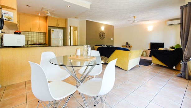 Apartamento Deluxe, 2 quartos | Refeições no quarto