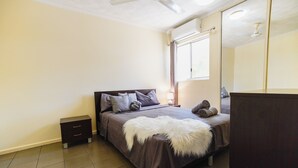 Apartamento Deluxe, 2 quartos | 2 quartos, cofre com capacidade para portátil, ferro/tábua de engomar 