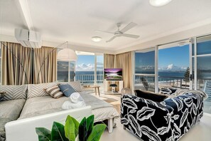 Apartamento Deluxe, 2 quartos | Sala | Televisor LED 