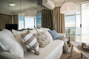 Apartamento Deluxe, 2 quartos | Sala | Televisor LED 