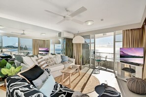 Apartamento Deluxe, 2 quartos | Sala | Televisor LED 