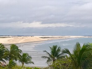 Perto da praia, areia branca 