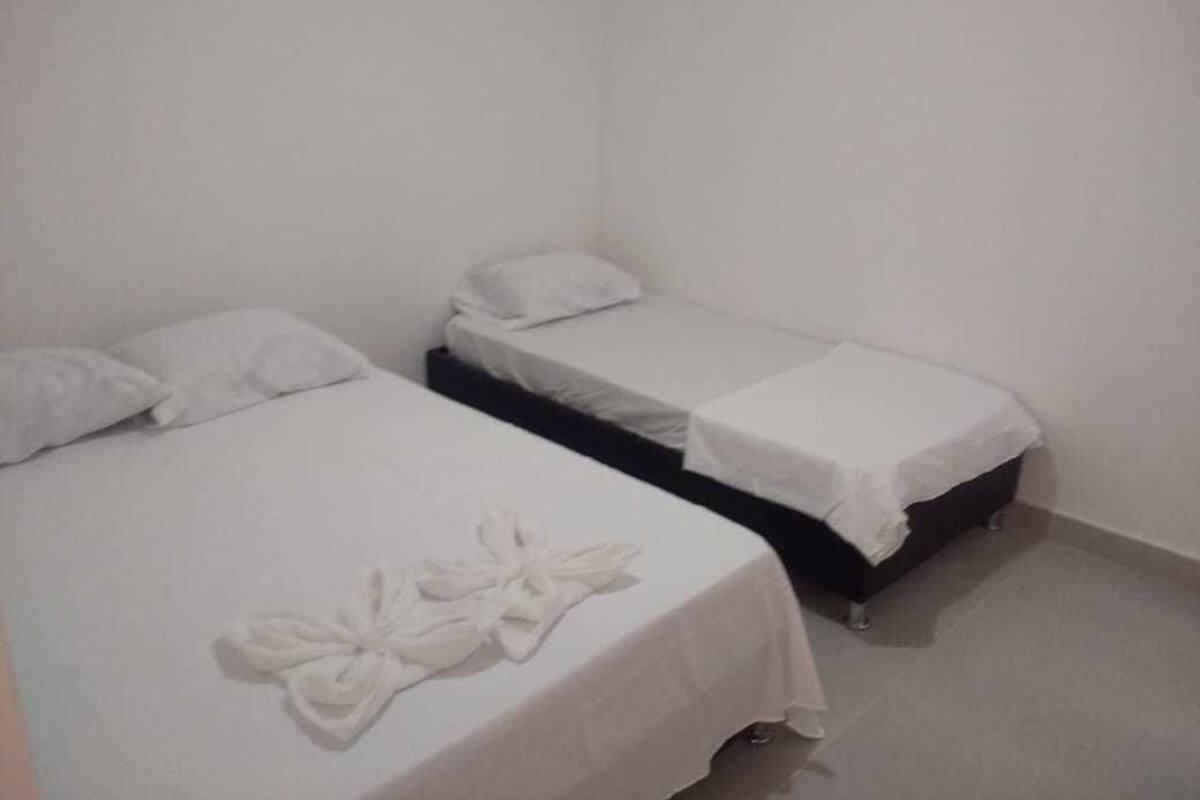 Quarto triplo, várias camas, para não fumantes | Roupas de cama de algodão egípcio, roupas de cama premium