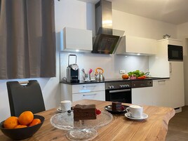 Apartamento, 2 quartos, varanda (TOP 4) | Cozinha privada | Um frigorífico/congelador grande, um micro-ondas, um forno 