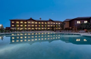 Piscina exterior sazonal, guarda-sóis, espreguiçadeiras 